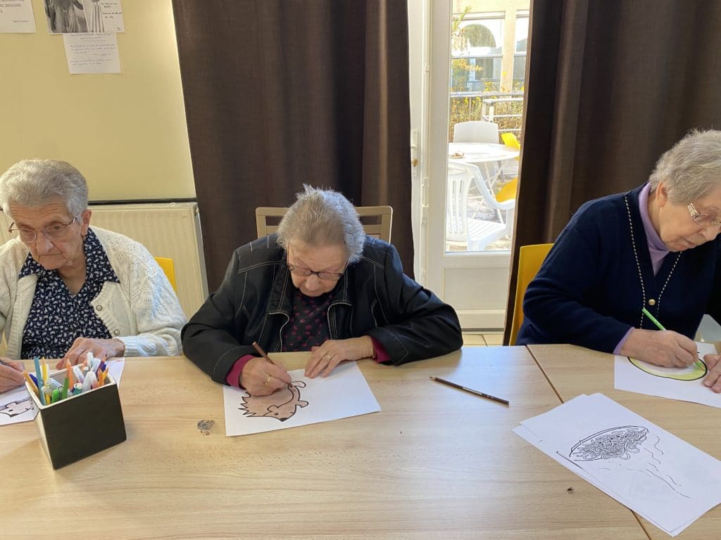 Activité manuelle sur le thème de l'automne ... - EHPAD Sainte-Monique