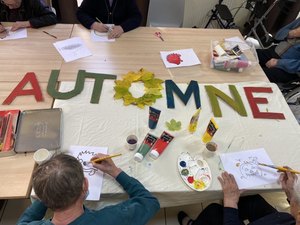 Activité manuelle sur le thème de l'automne ... - EHPAD Sainte-Monique